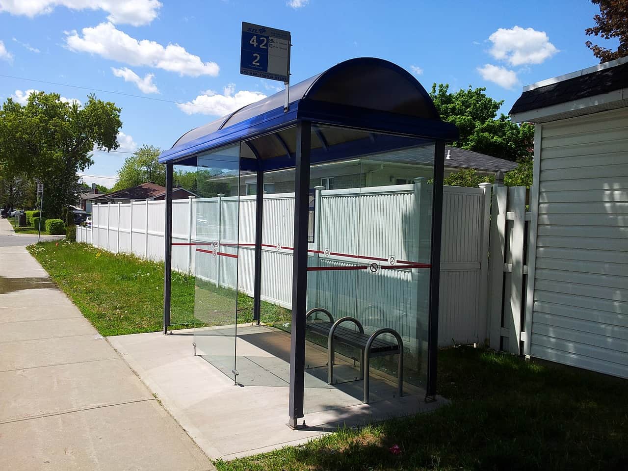 Mobilier urbain : quelle entreprise fabrique des abris-bus